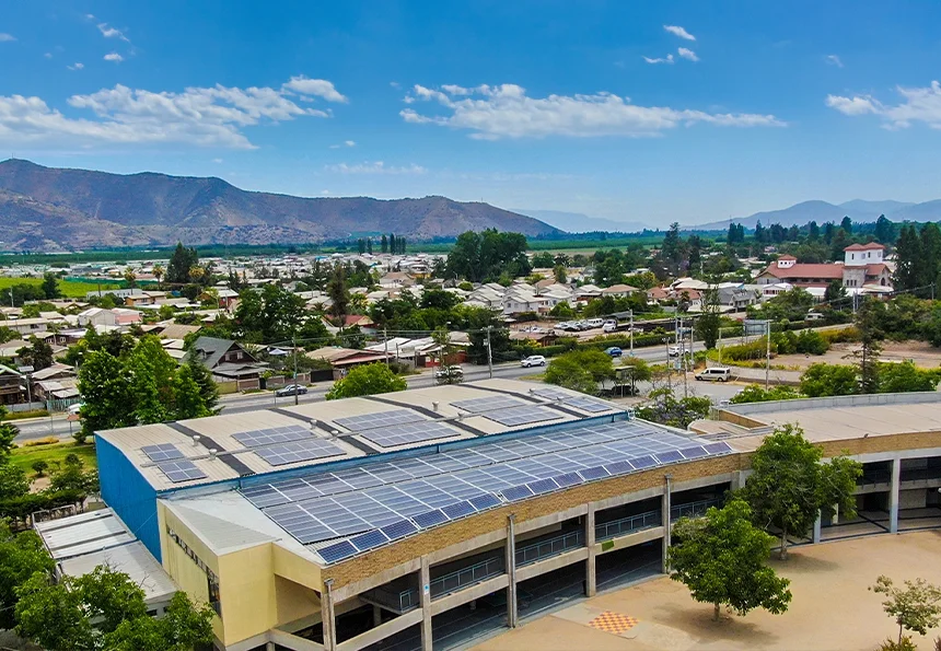 1.Paneles solares en techos: Maximiza el espacio y minimiza costos